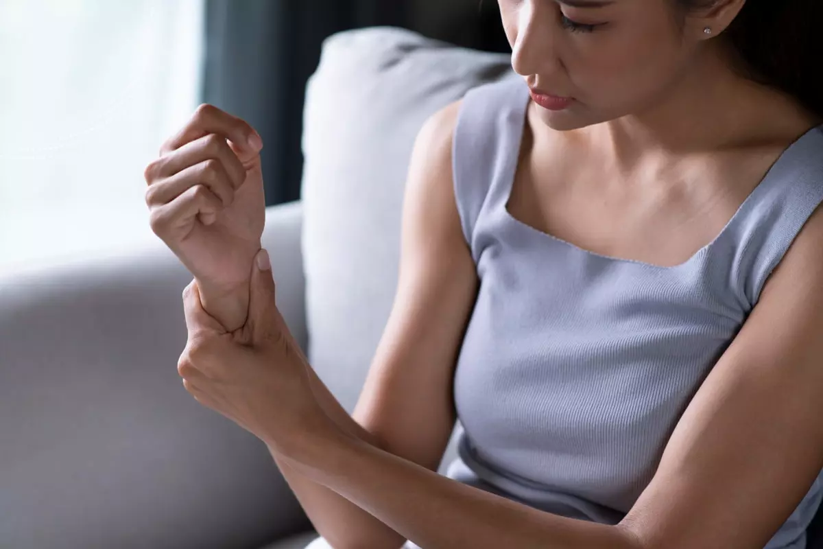 Carpal Spasms: Causes, Symptoms, & Treatment Options